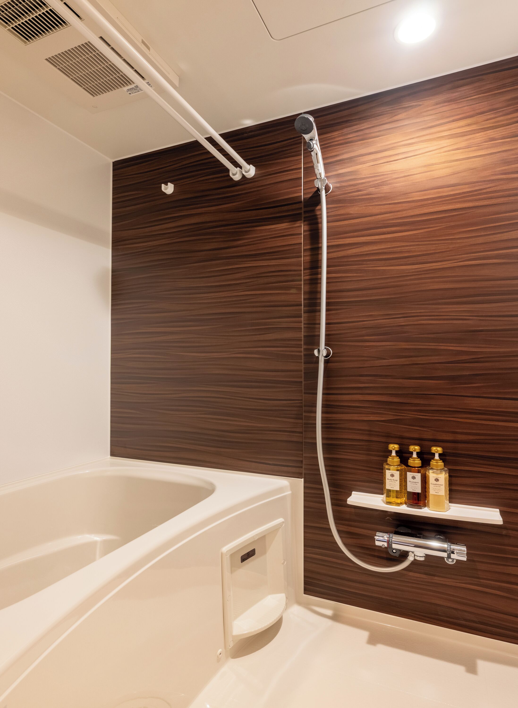 Apartamento luxo | Banheiro | Banheira e chuveiro separados, secador de cabelo, toalhas de banho 