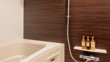 Apartamento luxo | Banheiro | Banheira e chuveiro separados, secador de cabelo, toalhas de banho