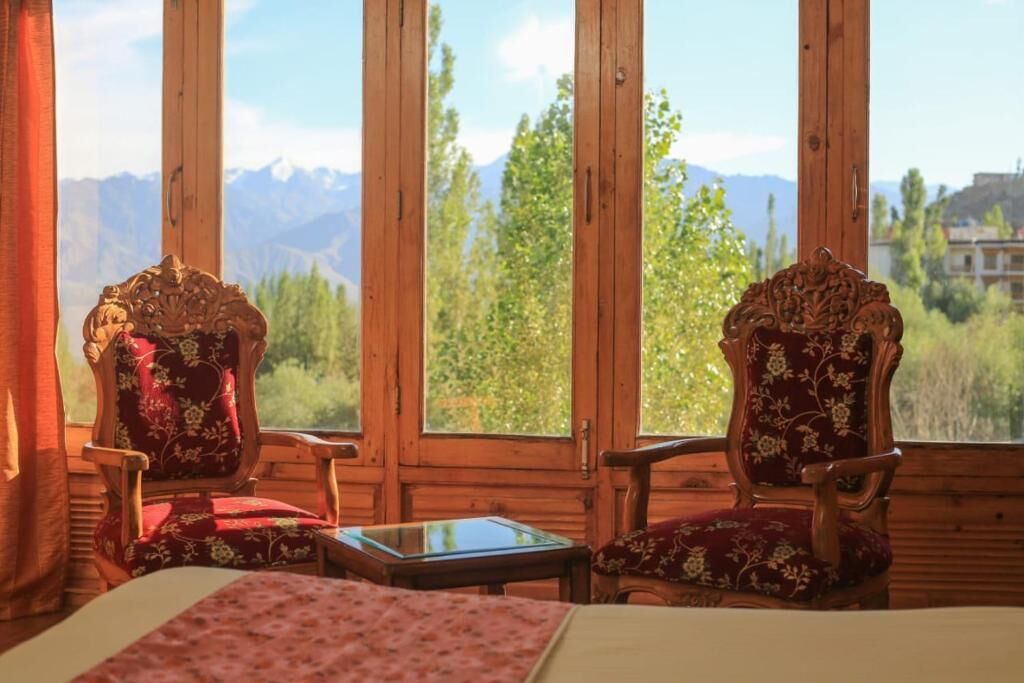 Quarto casal superior, vista para o jardim | Escrivaninha, espaço de trabalho para notebook, Wi-Fi de cortesia