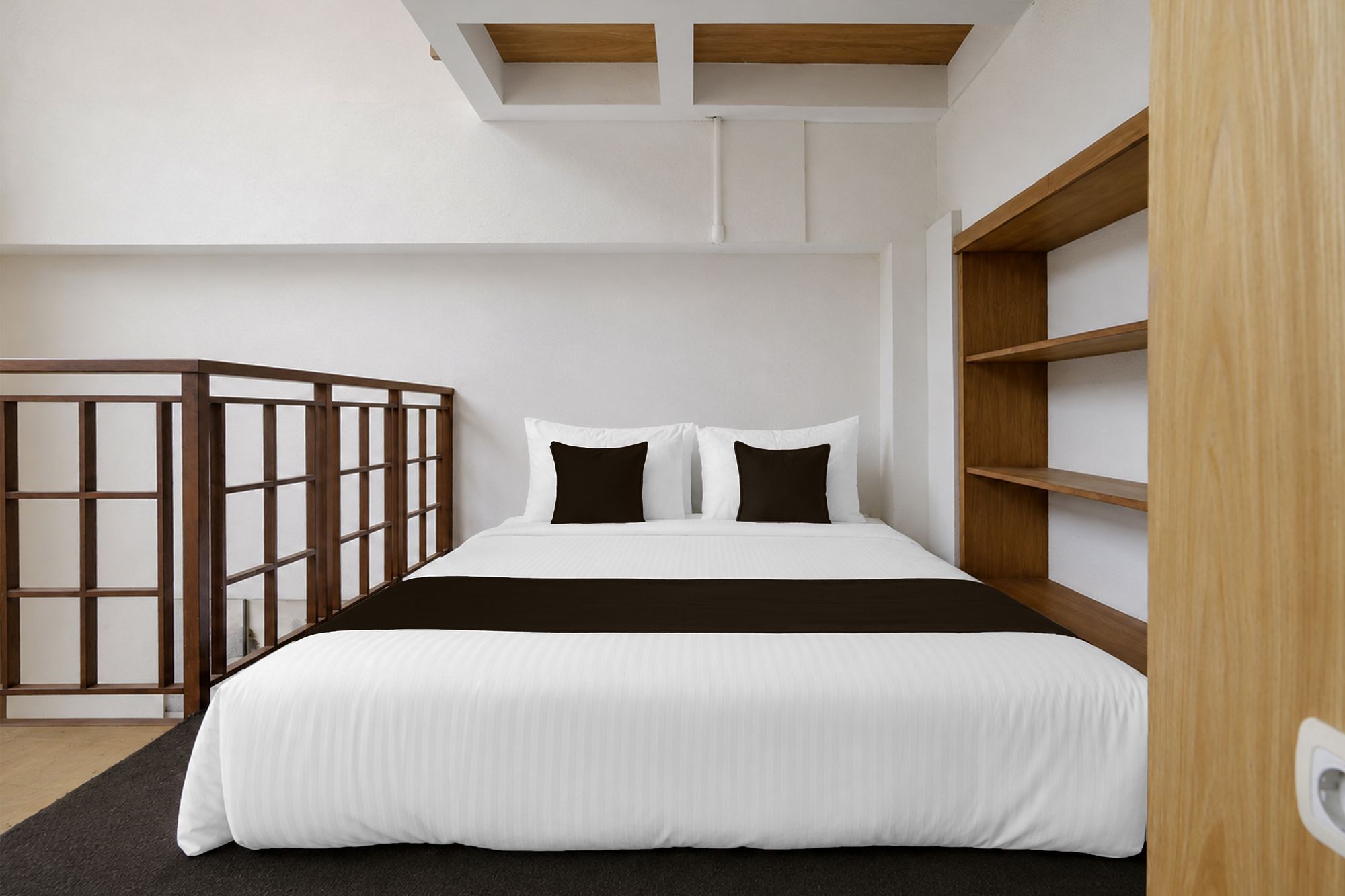 Quarto moderno com cama, cabeceira de madeira e estante embutida.
