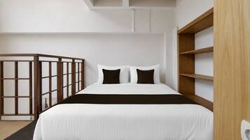 Quarto moderno com cama, cabeceira de madeira e estante embutida.