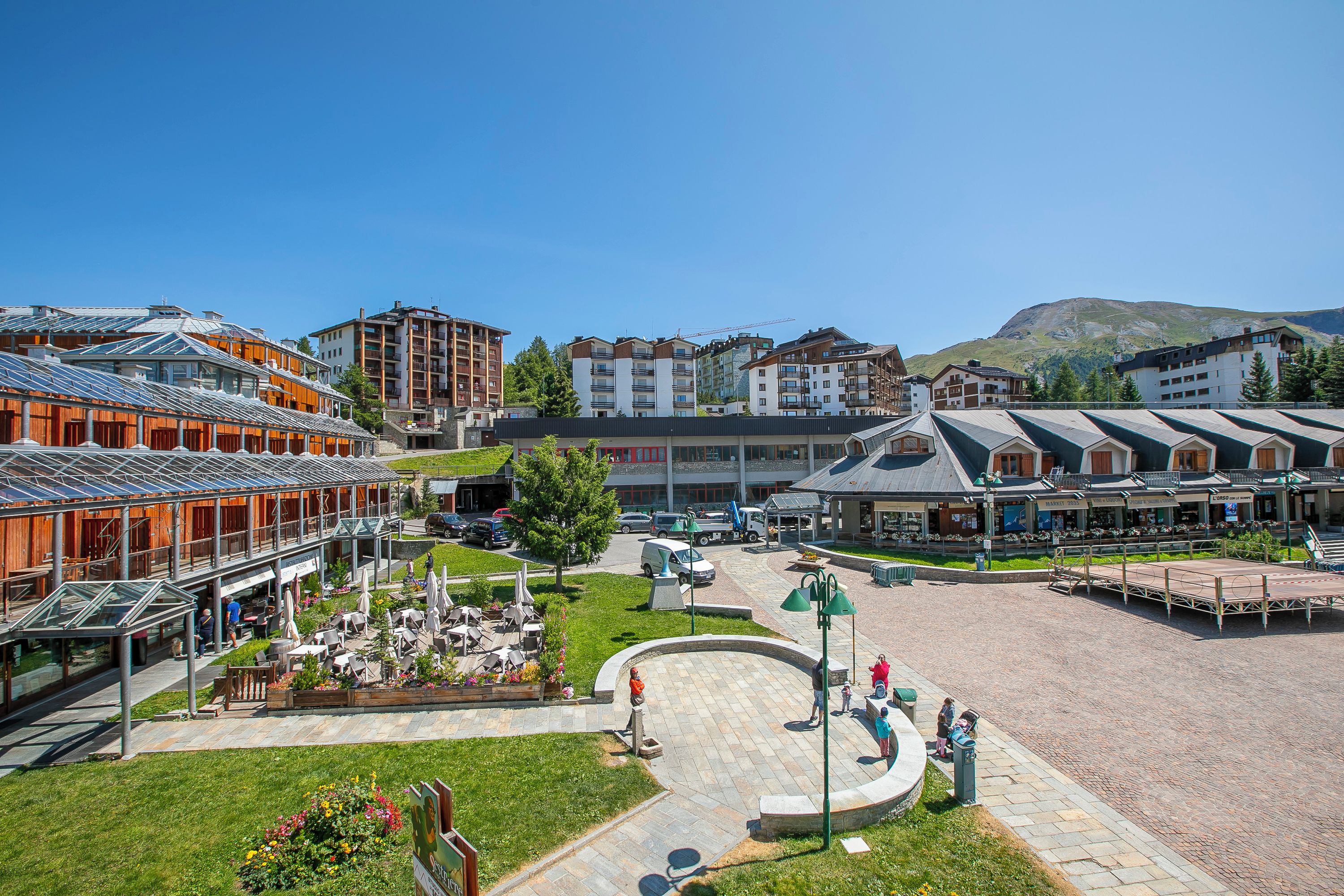Um hotel com um pátio central, áreas de estar ao ar livre e vista para os edifícios ao redor.