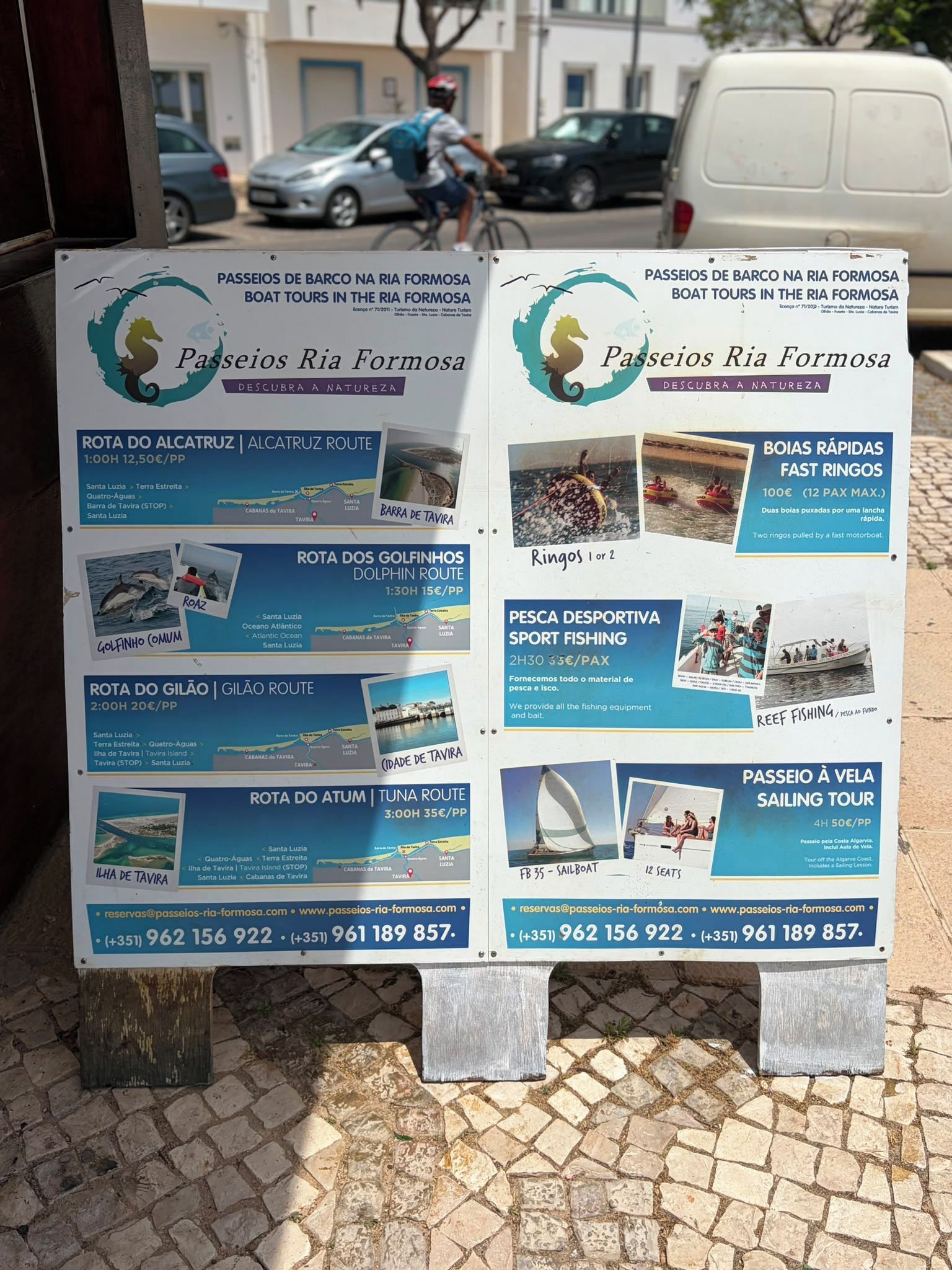 Painel de informações turísticas com diversas opções de passeios e detalhes de contato.
