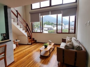 Loft, vista para a cidade | Área de estar