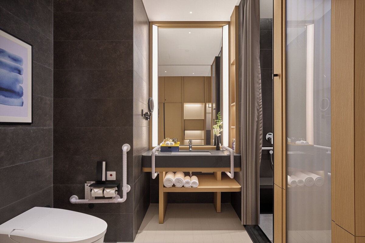 Quarto, 1 cama king-size, acessível | Comodidade do quarto