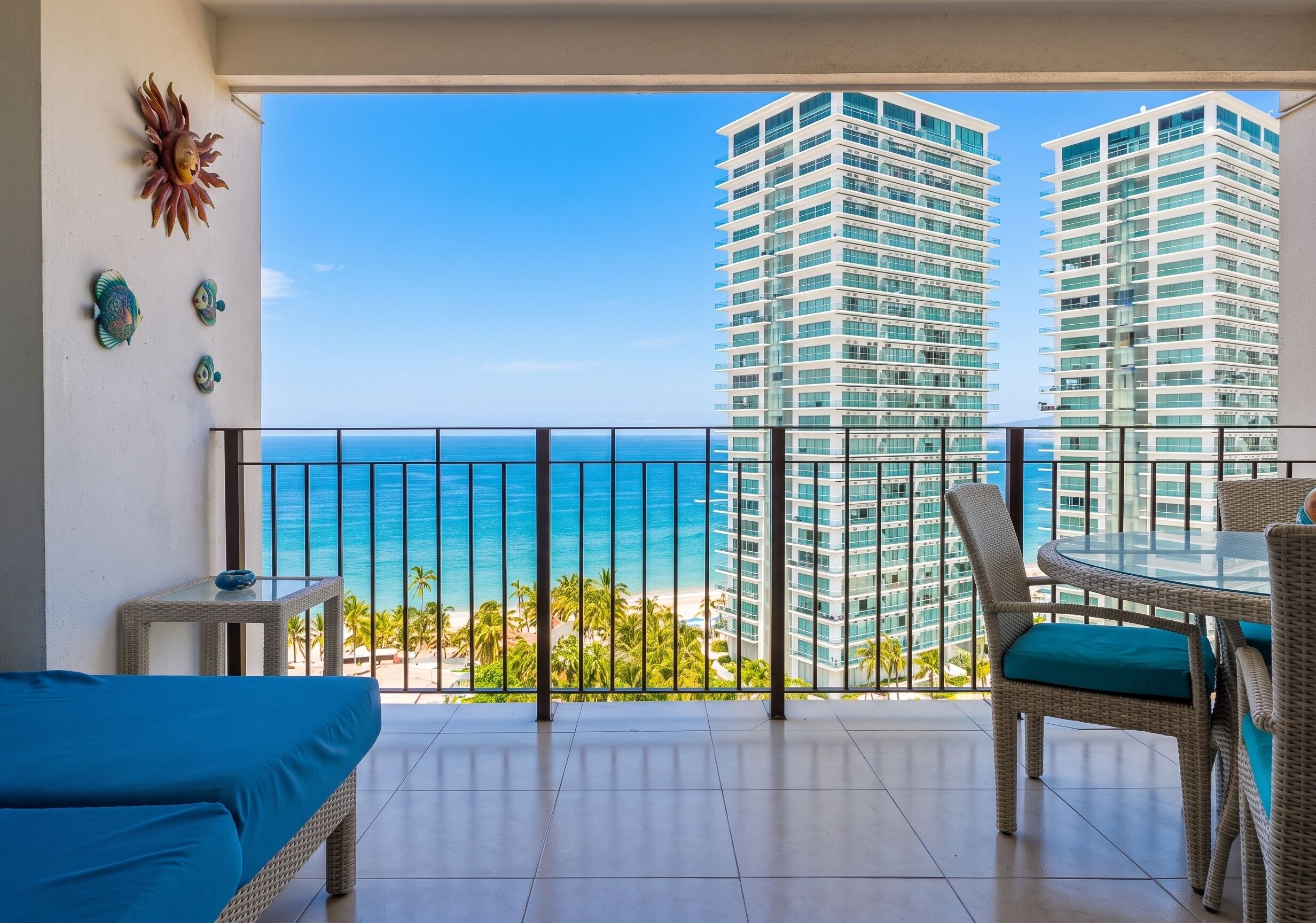Uma varanda com vista para o oceano e edifícios altos.