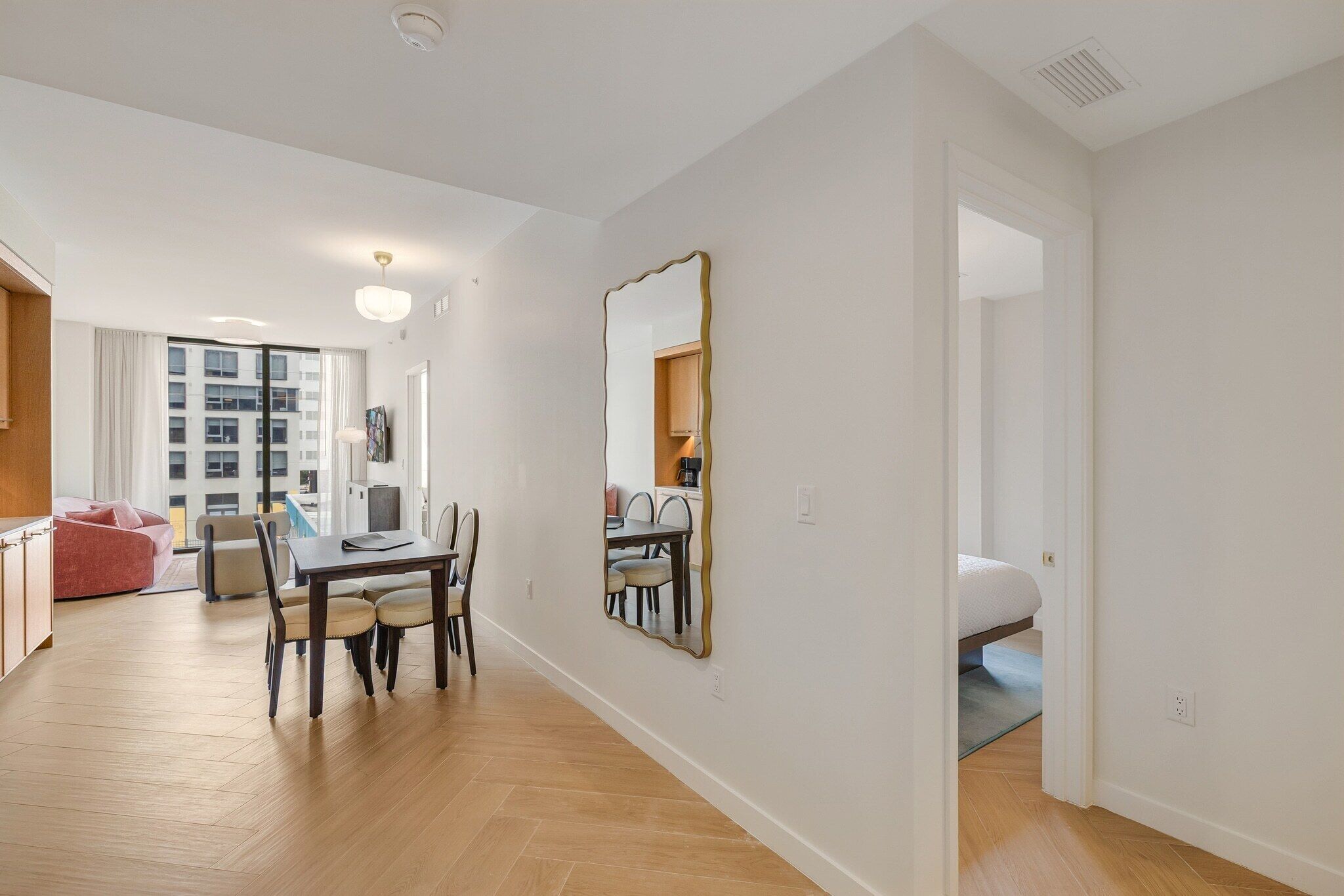 Um apartamento moderno com área de jantar, cozinha, sala de estar e quarto.