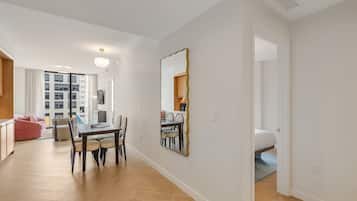 Um apartamento moderno com área de jantar, cozinha, sala de estar e quarto.