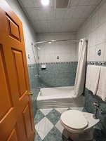 Quarto casal superior | Banheiro | Toalhas de banho, sabonete, shampoo, papel higiênico