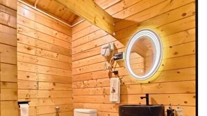Casa de Campo, varanda, vista para a piscina | Casa de banho | Uma combinação polibã/banheira, artigos de higiene pessoal grátis 