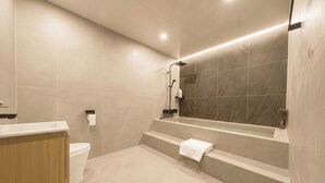 Quarto casal com design assinado | Banheiro | Secador de cabelo, toalhas de banho, sabonete, shampoo
