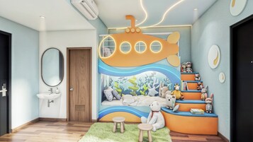 Um quarto infantil com um mural temático de submarino, uma pia e um espelho.