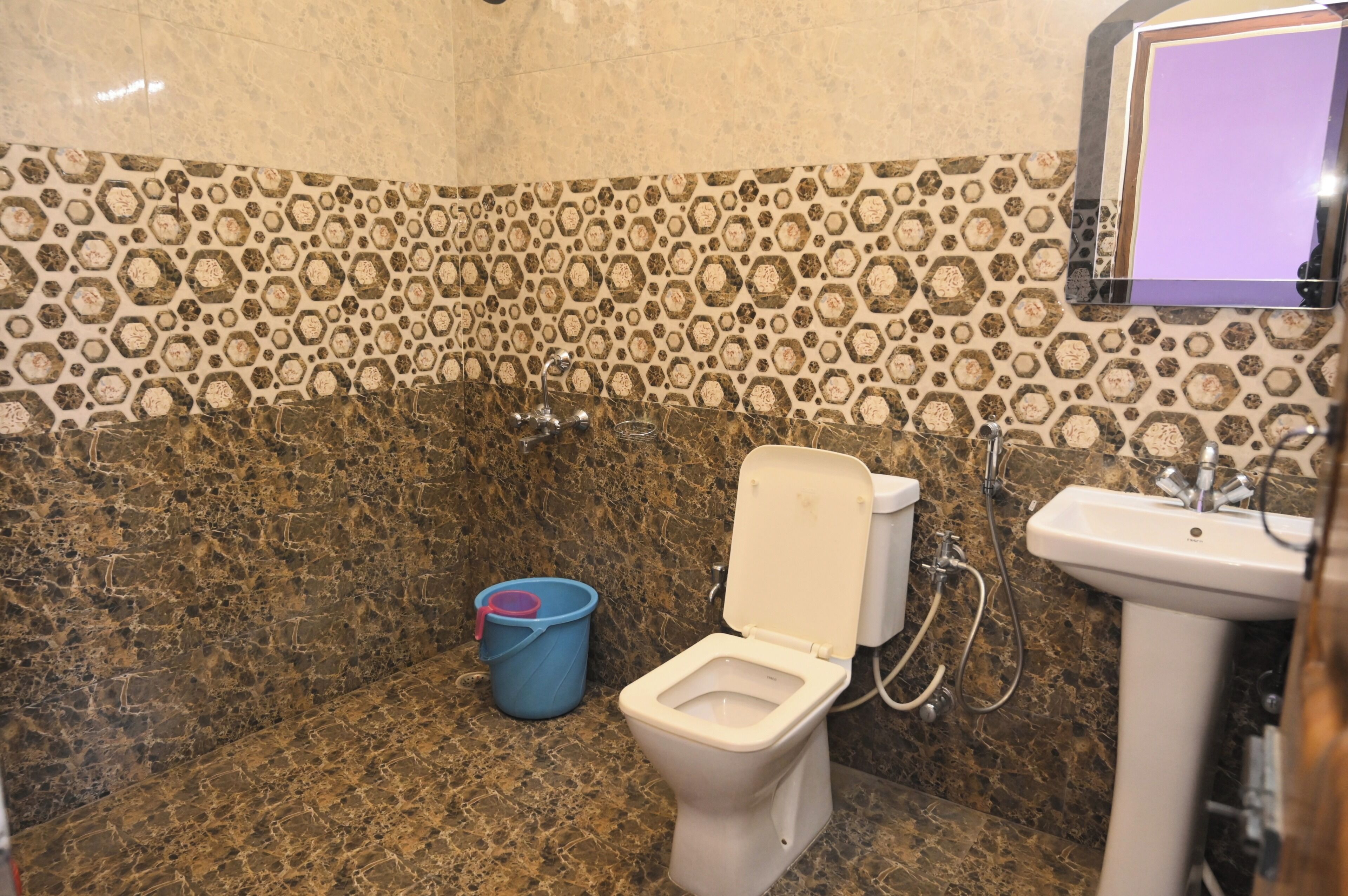 Quarto Familiar | Casa de banho | Toalhas fornecidas, sabão, champô, papel higiénico 