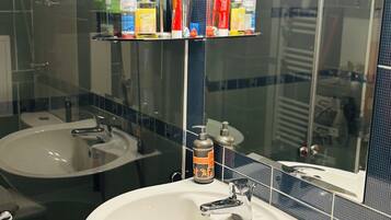 Chuveiro/banheira combinados, produtos de toalete grátis