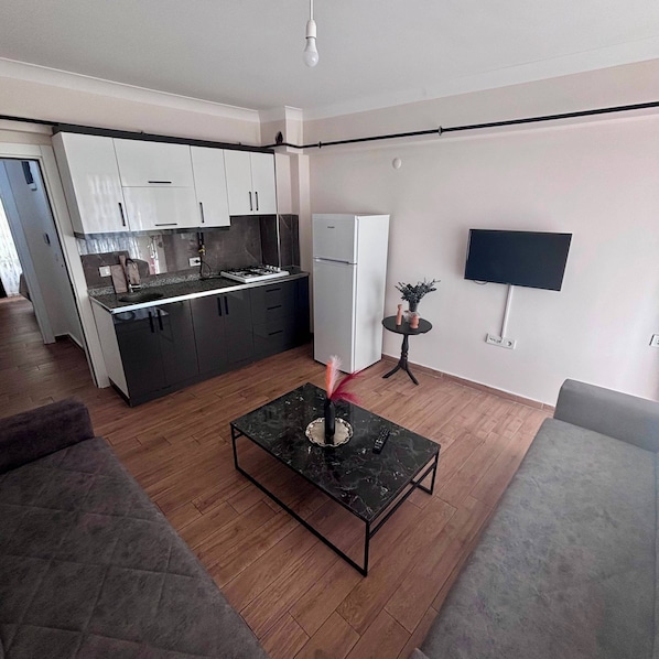 Um apartamento moderno com cozinha, sala de jantar e sala de estar.