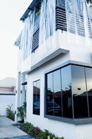 Um edifício moderno com grandes janelas e fachada branca.