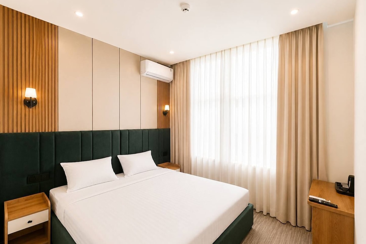 Quarto Duplo Standard, Vista para a cidade | Secretária, secretária adequada para computadores portáteis 