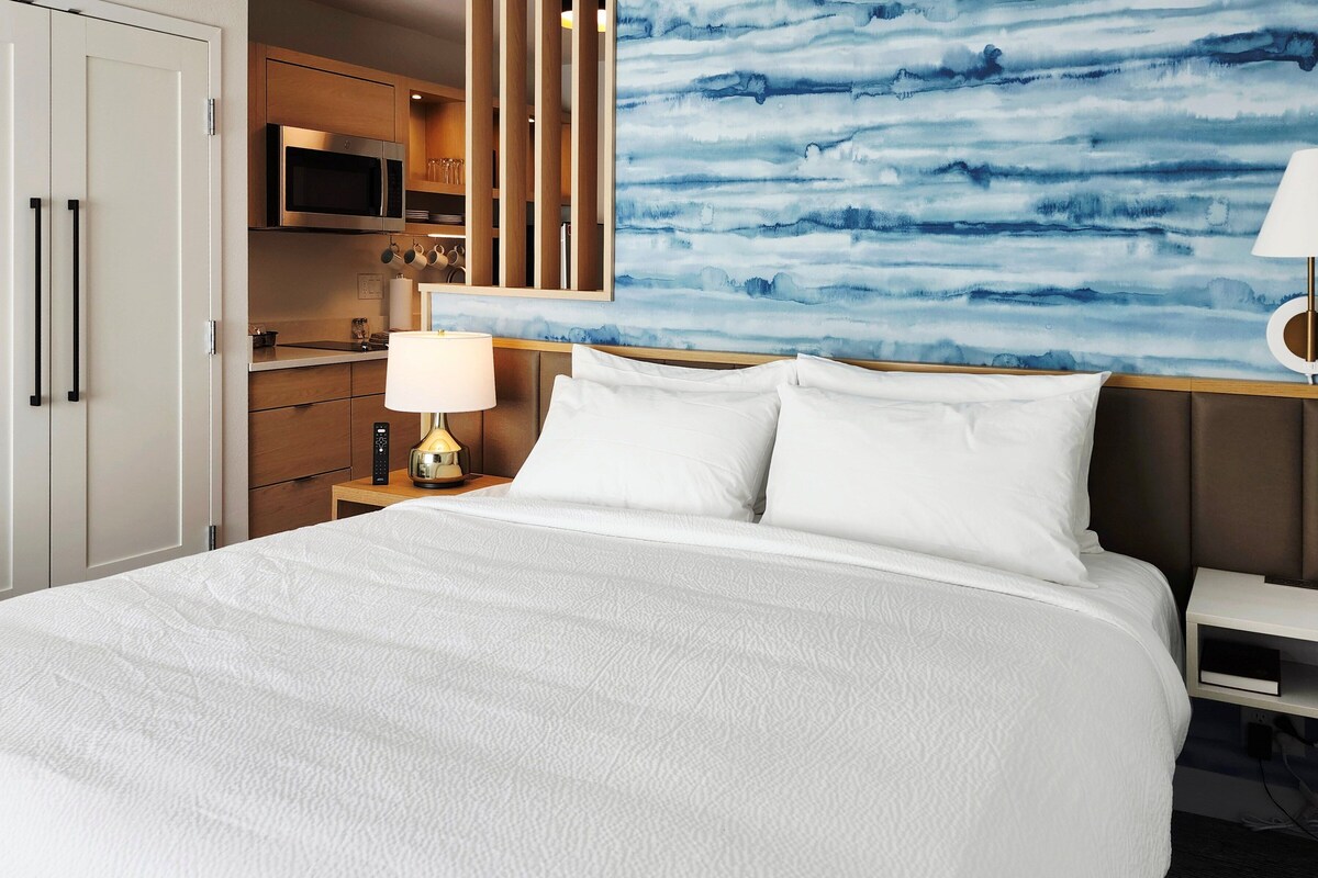 Estúdio, 1 cama king-size | Roupa de alta qualidade, camas de colchão pillowtop, secretária 