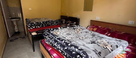 Um quarto com uma cama, um guarda-roupa e um espelho na parede.