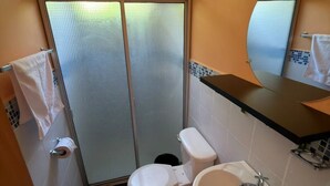 Quarto Triplo Familiar, acesso à piscina, vista para a montanha | Casa de banho | Um polibã, um chuveiro fixo 
