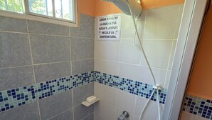 Quarto Triplo Familiar, acesso à piscina, vista para a montanha | Casa de banho | Um polibã, um chuveiro fixo 