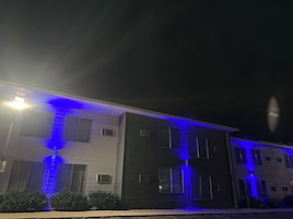 Um edifício de vários andares com iluminação externa.