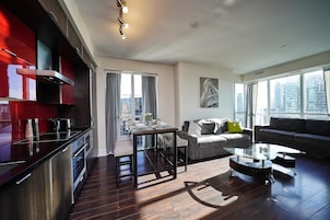 Um apartamento moderno com cozinha, sala de jantar e sala de estar.