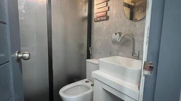 Dormitório Partilhado, vista para a piscina | Casa de banho