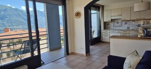 Um apartamento moderno com varanda, cozinha e sala de estar.