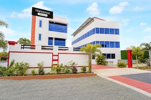 Uma casa geminada moderna com uma placa indicando que é administrada pela OYO.