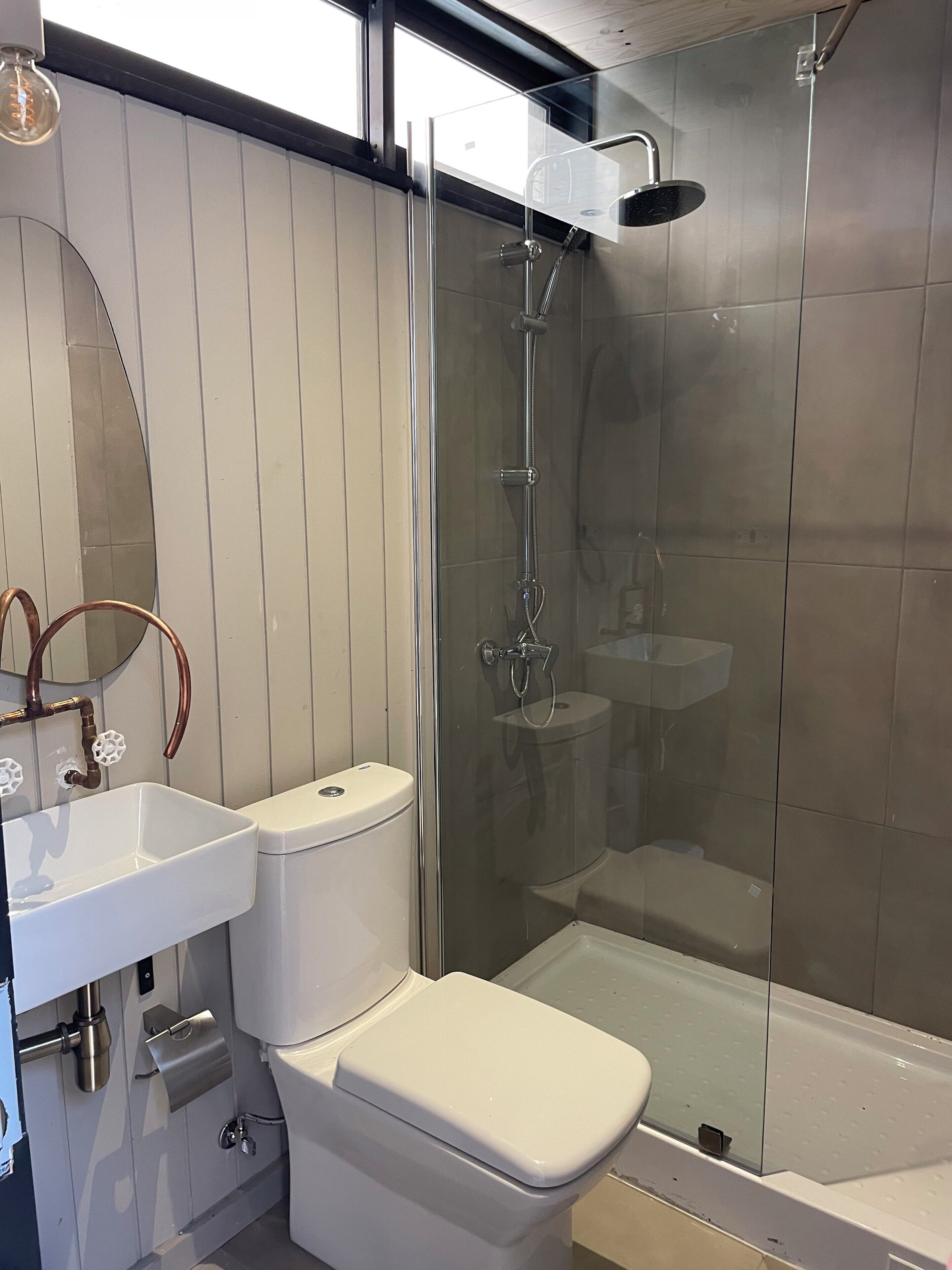 Loft, varanda, vista parcial para o oceano | Casa de banho | Um secador de cabelo, toalhas fornecidas, sabão, champô 