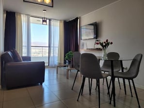 Apartamento, 2 quartos, vista para o mar | Área de estar
