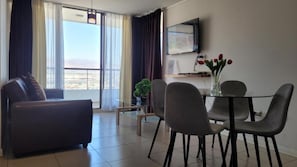 Apartamento, 2 quartos, vista para o mar | Opções para refeição