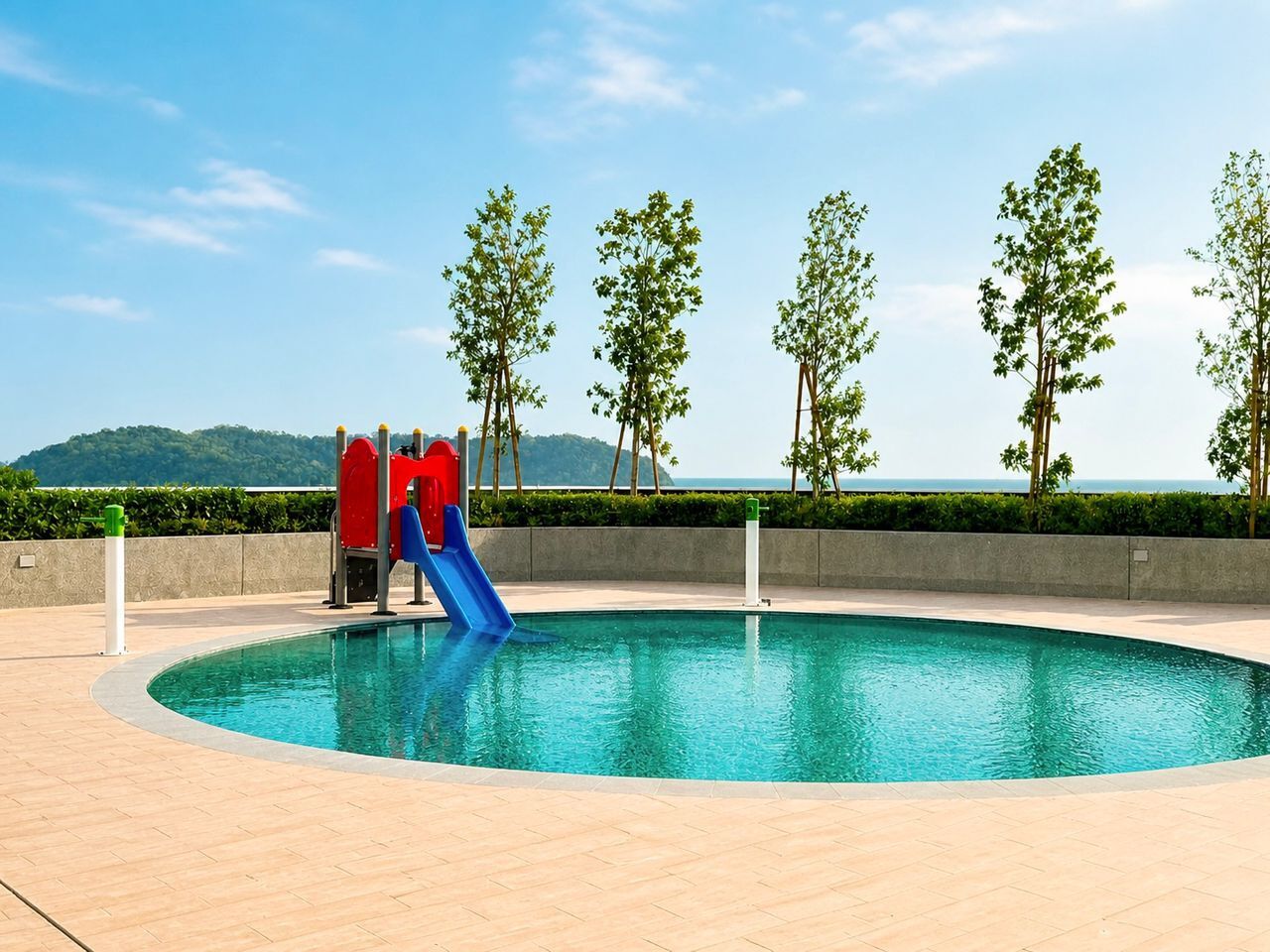 Uma piscina com escorregador, rodeada por um deck revestido e palmeiras.