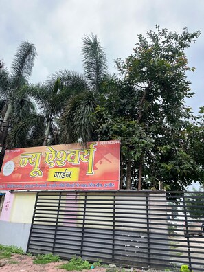 Um edifício com uma grande placa de anúncio de um restaurante.