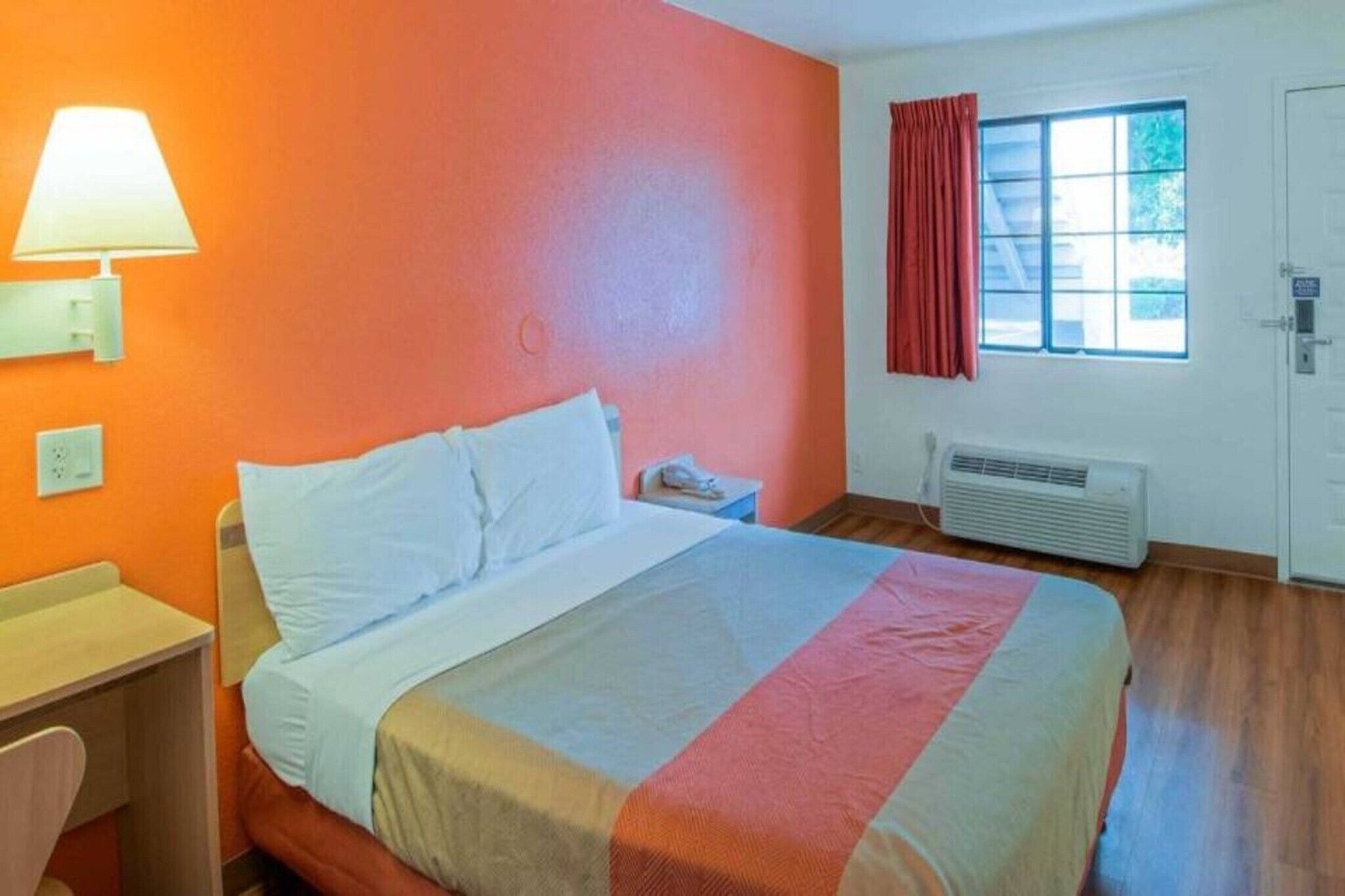 Comfy King Bed|free Wifi &Parking - Redding, CA