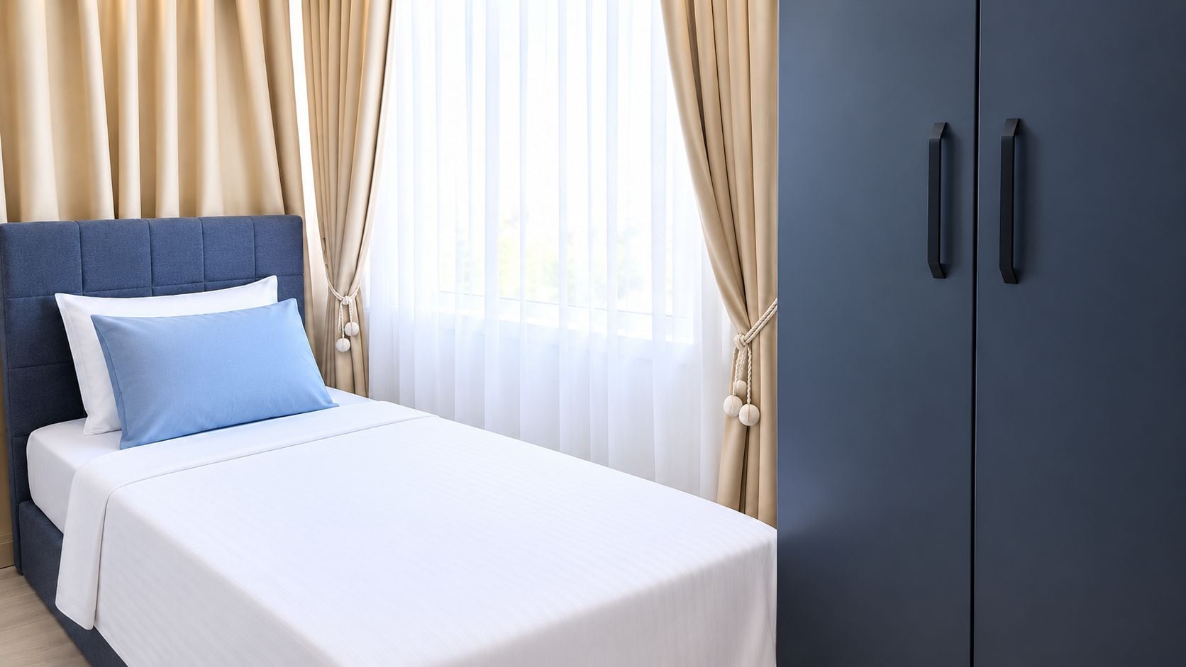 Quarto de hotel com cama, cortinas e guarda-roupa.