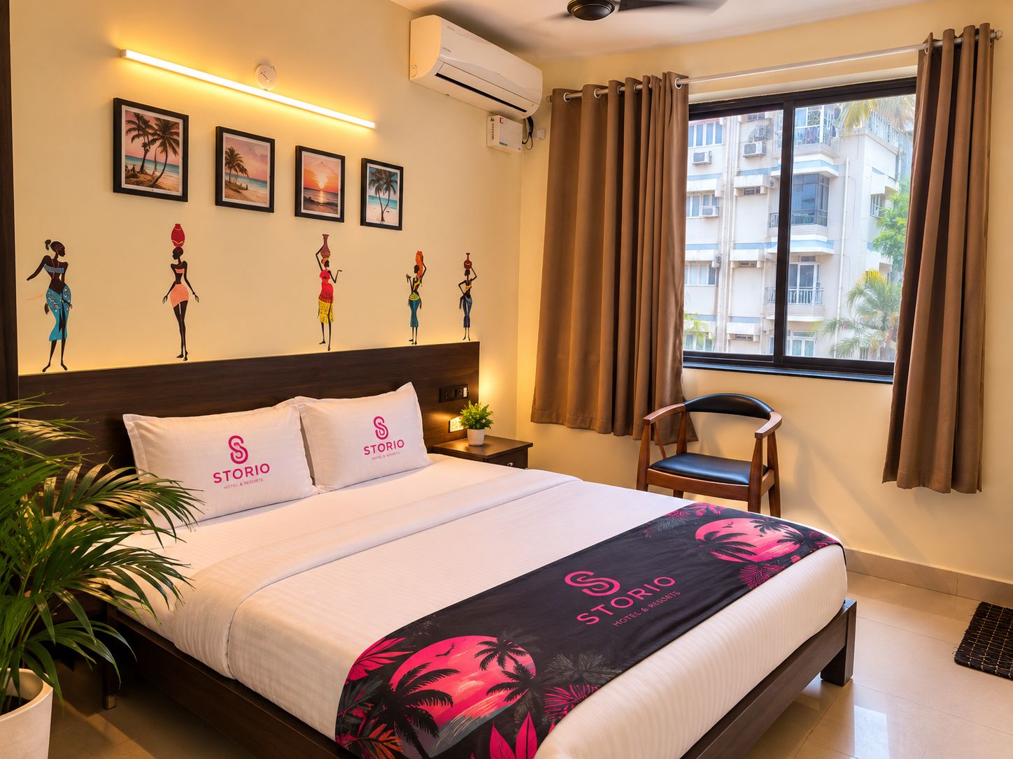Quarto de hotel com cama, poltrona, mesa de cabeceira, planta em vaso e janela com cortinas.