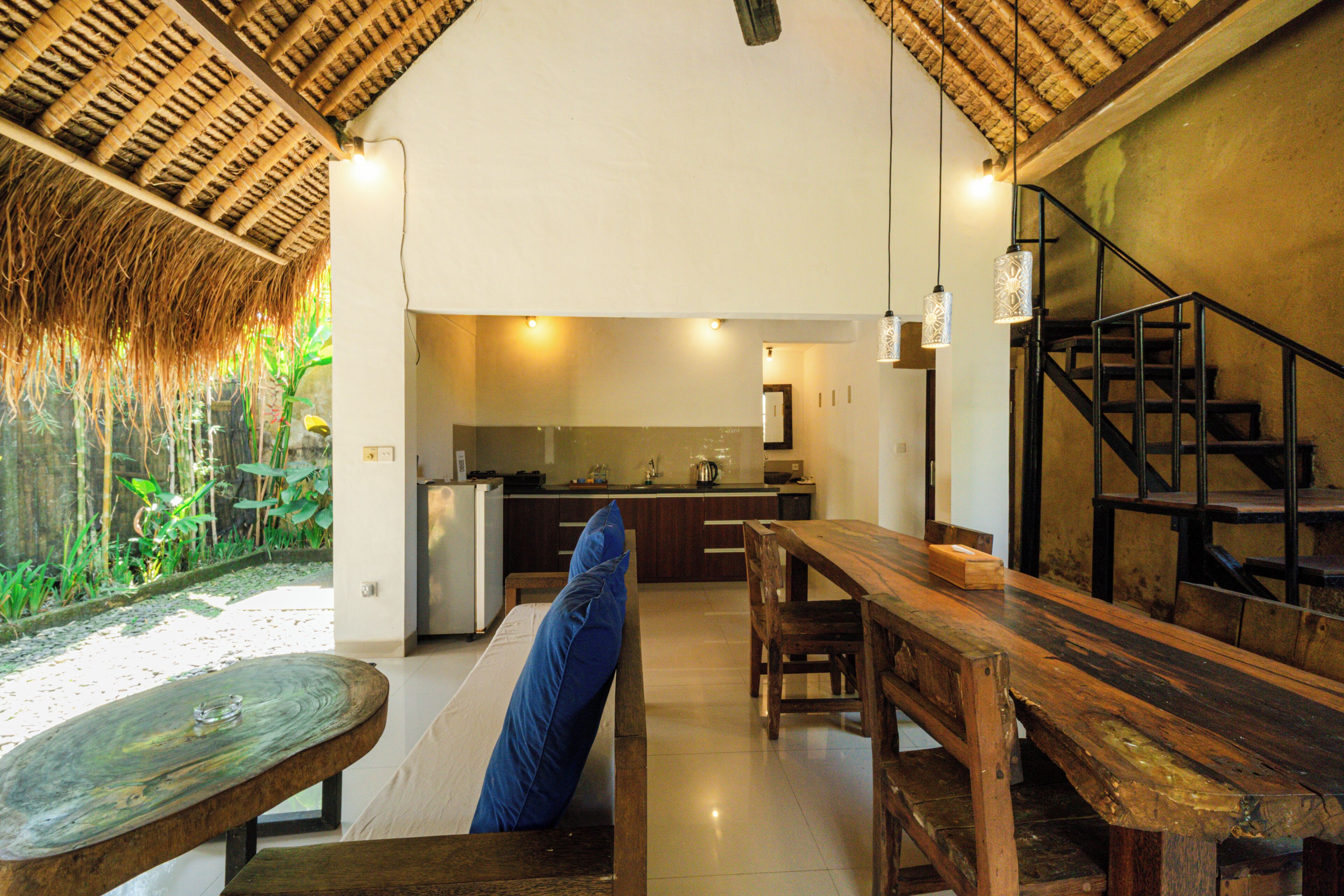Uma cozinha moderna com área de refeições, escada e vista para o exterior.