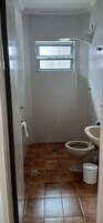 Chuveiro, toalhas de banho, sabonete, shampoo