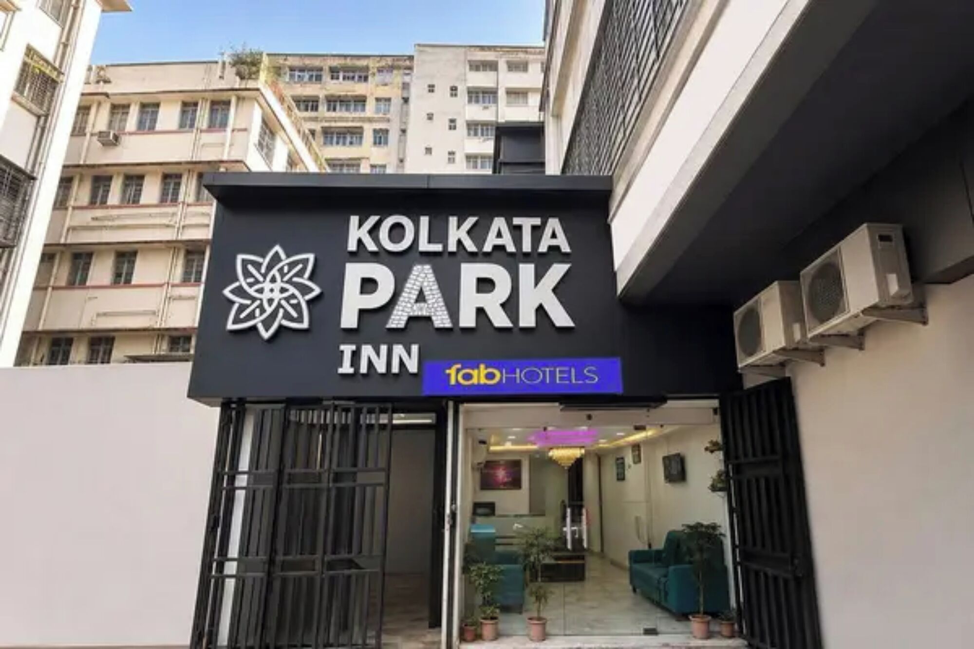 Exterior do Kolkata Park Inn, um hotel com fachada moderna e entrada imponente.