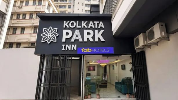 Exterior do Kolkata Park Inn, um hotel com fachada moderna e entrada imponente.
