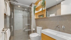 Apartamento Familiar, 2 quartos, vista para o oceano | Casa de banho | Um polibã e uma banheira separados, um chuveiro fixo