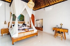 Quarto com cama de dossel, uma escrivaninha, uma cadeira, um guarda-roupa e um quadro na parede.