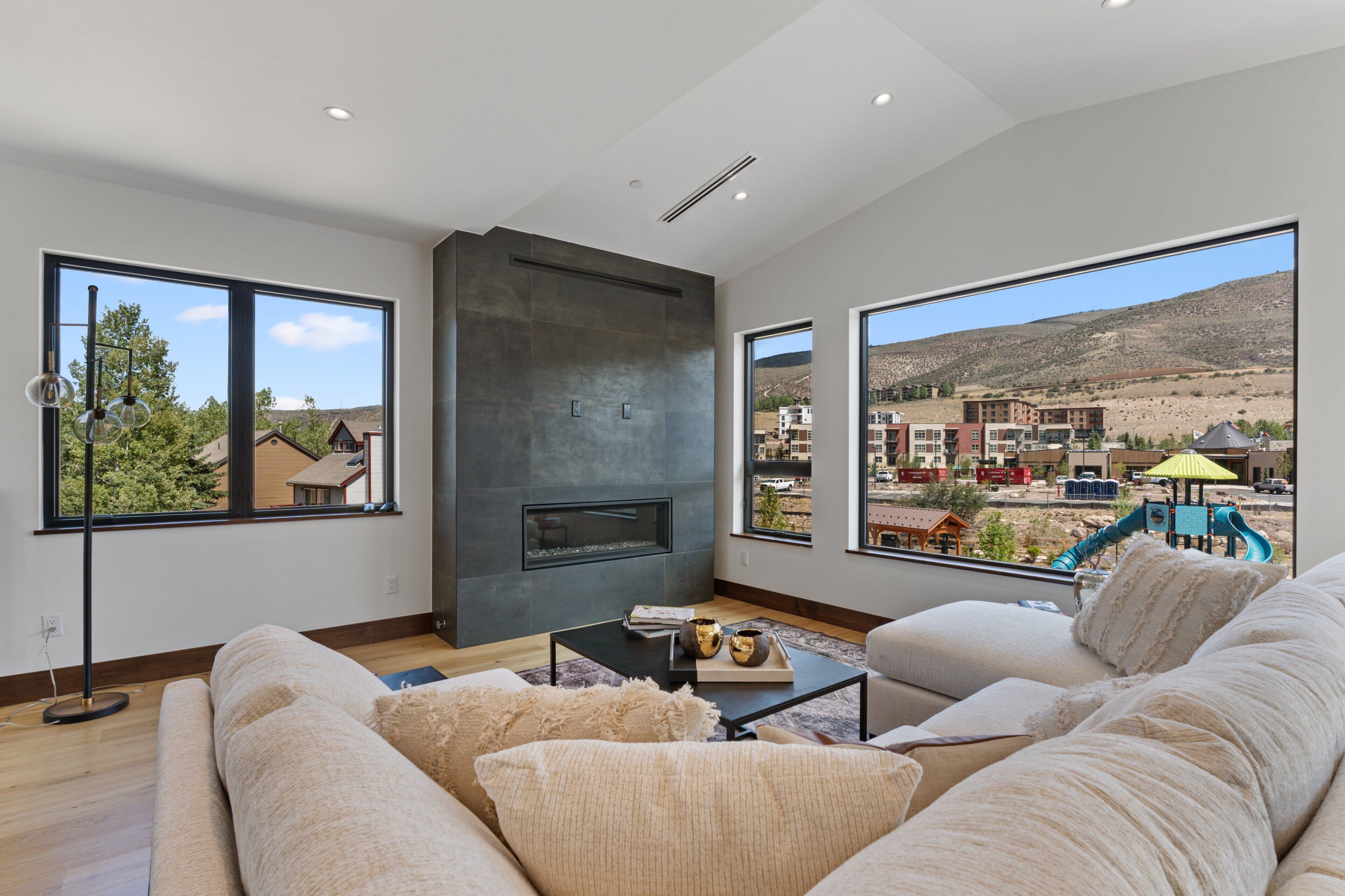 Mountain-view Avon Townhome With 3 Bedrooms, Hot Tub, Fireplace, And Deck. - Beaver Creek, CO