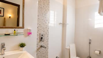 Produtos de toalete grátis, toalhas de banho, sabonete, shampoo