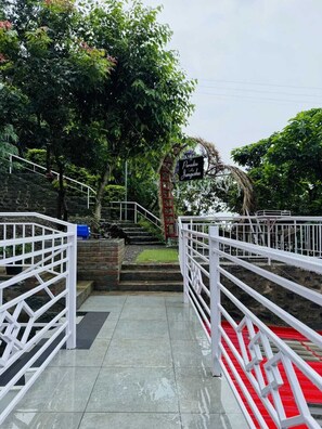 Uma escadaria leva à entrada de um edifício com uma placa que diz 'Paradise of the Jangoshus'.