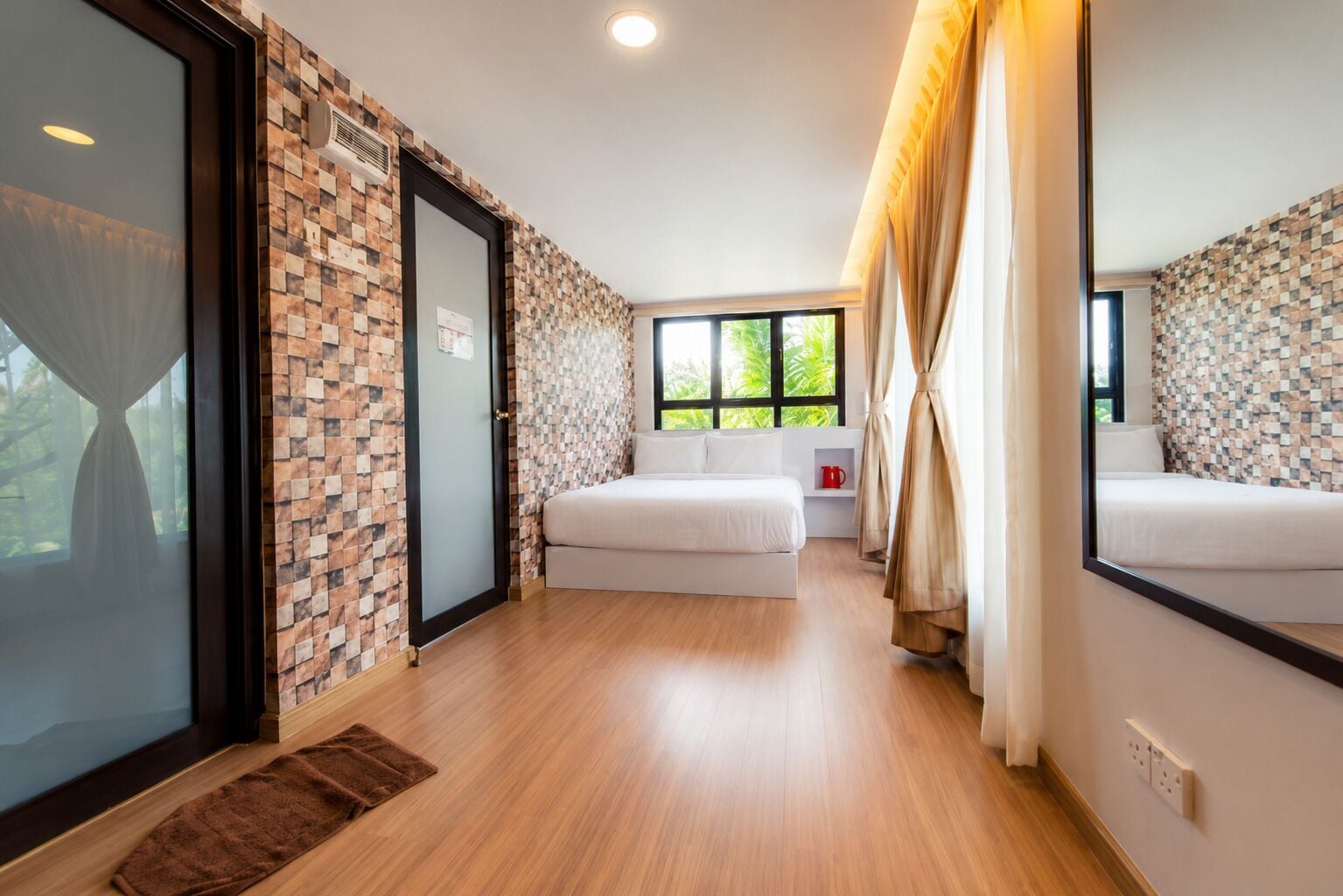 Quarto Clássico com Cama de Casal | Secretária, ferro/tábua de engomar, Wi-fi grátis 