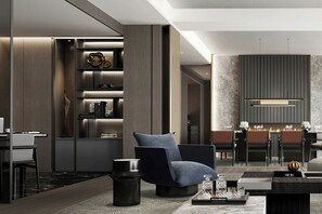 Um interior moderno com área de estar, lareira e estante de livros.