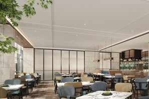 Um restaurante moderno com área de refeições extensa, pé direito alto e cozinha visível ao fundo.